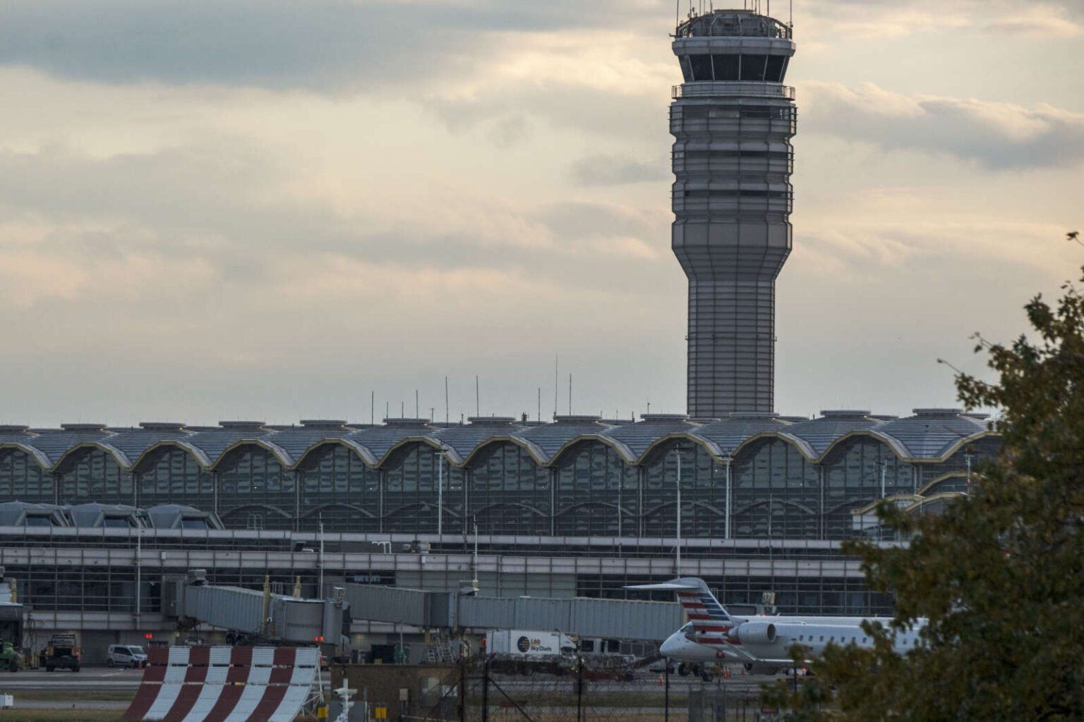 Reagan National travelers turn to advance registrations to beat parking ...