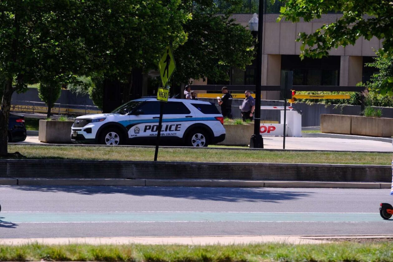 UPDATED: Man with rifle stolen from police car arrested at Pentagon ...