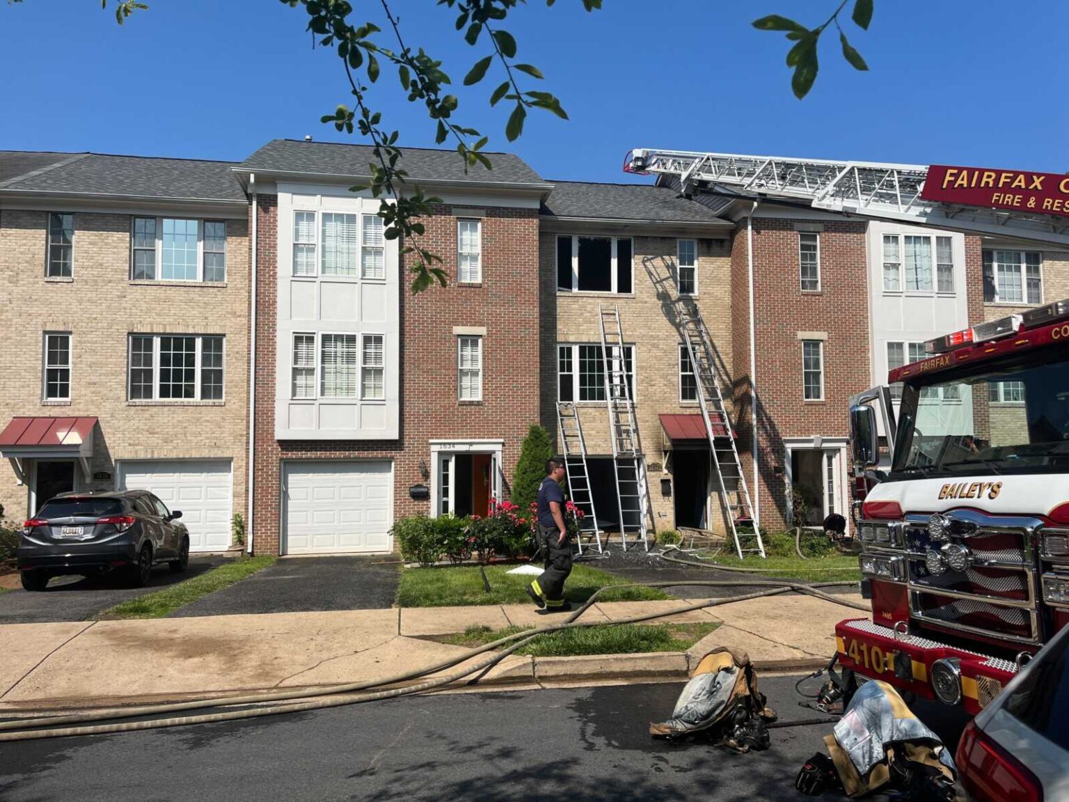 BREAKING: Firefighters battling townhouse blaze in Douglas Park ...