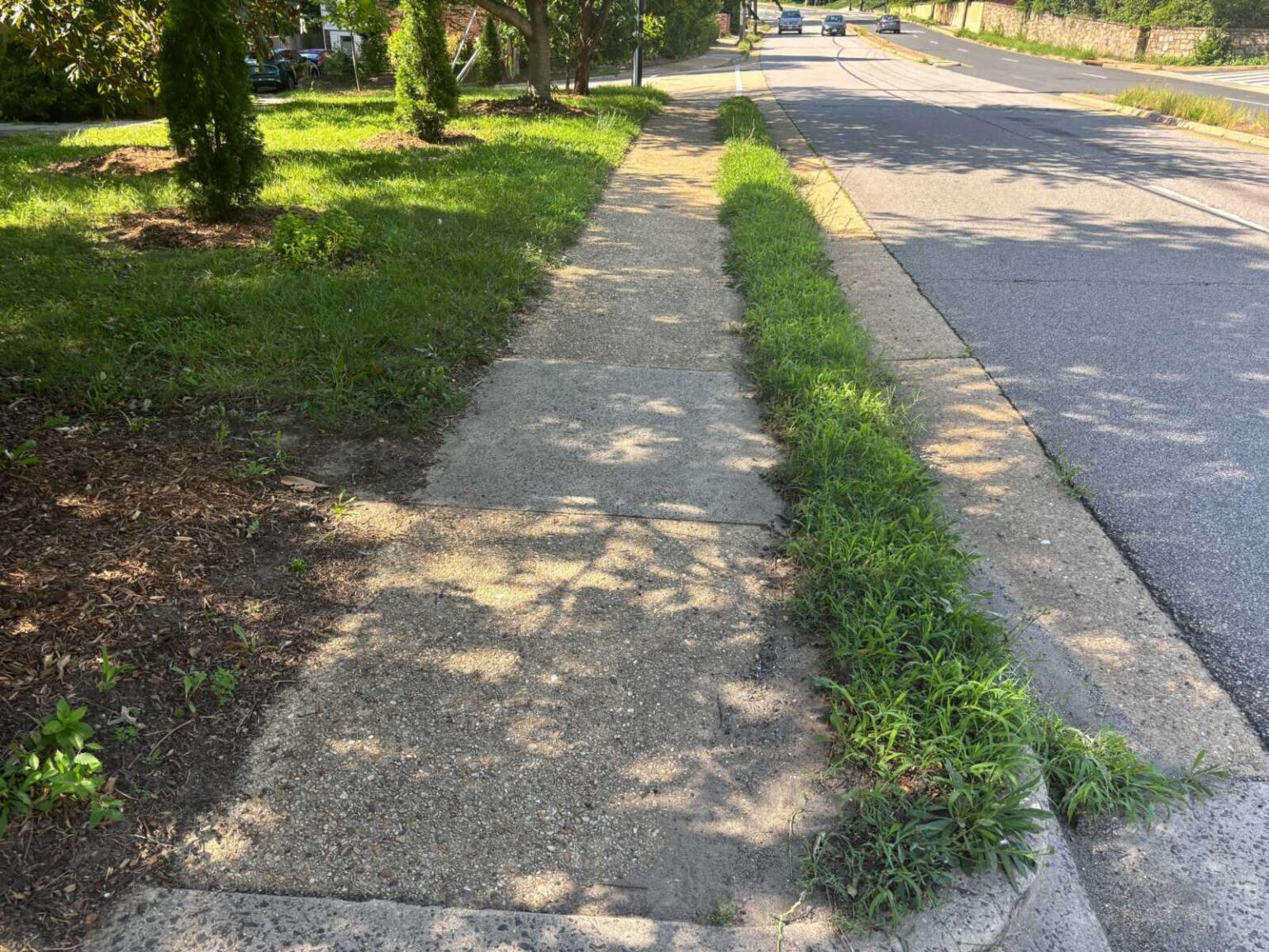 Narrow sidewalks on N. Glebe Road face increasing scrutiny | ARLnow.com