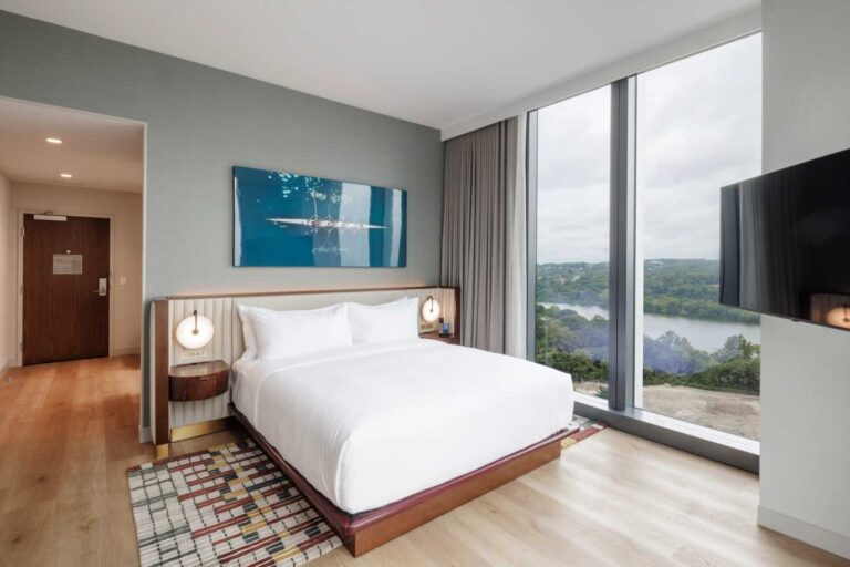 New 36-story hotel opens in Rosslyn with an American restaurant ...